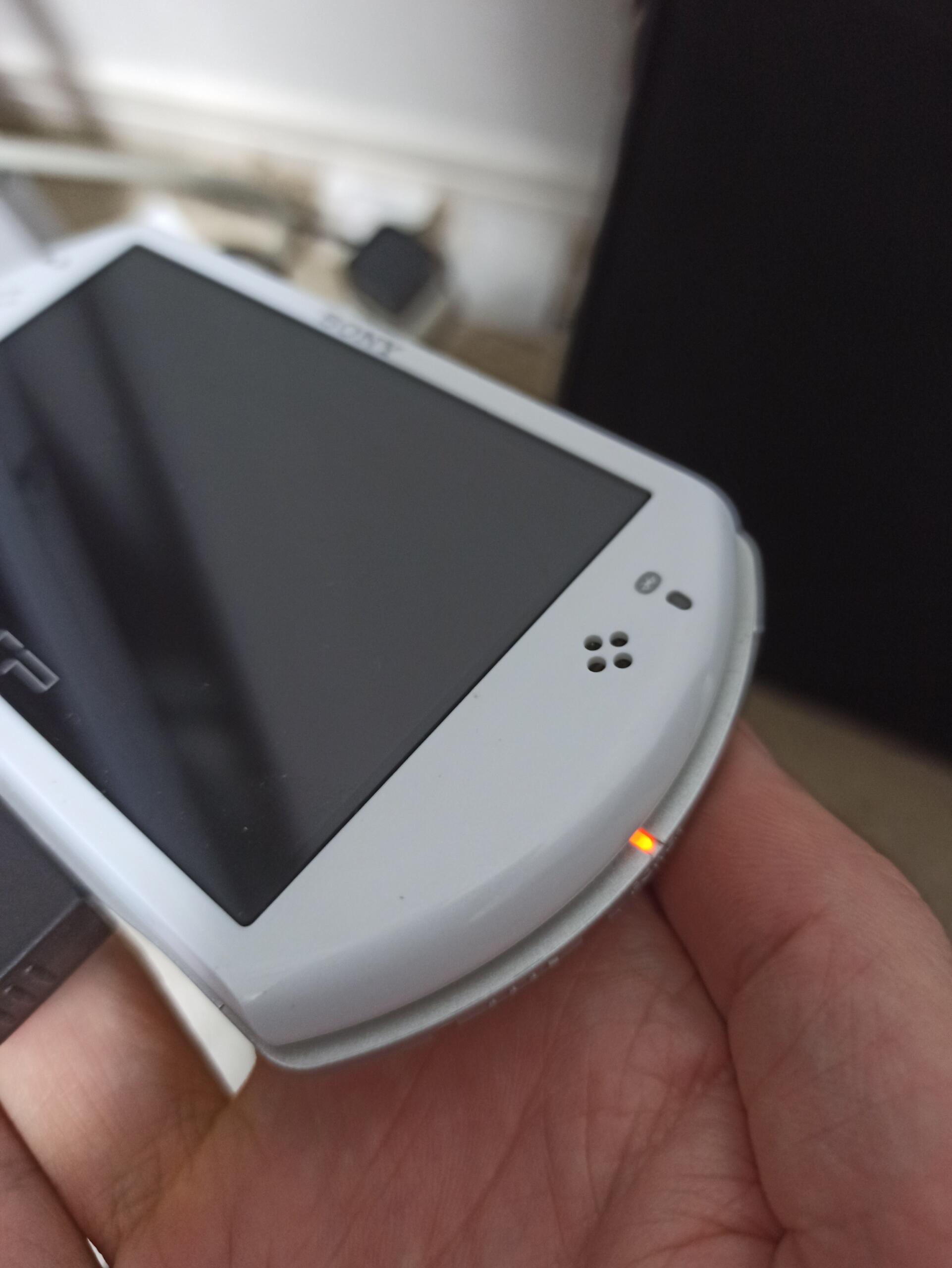 Revisiting the PSP Go, more than 10 years later... - Wololo.net