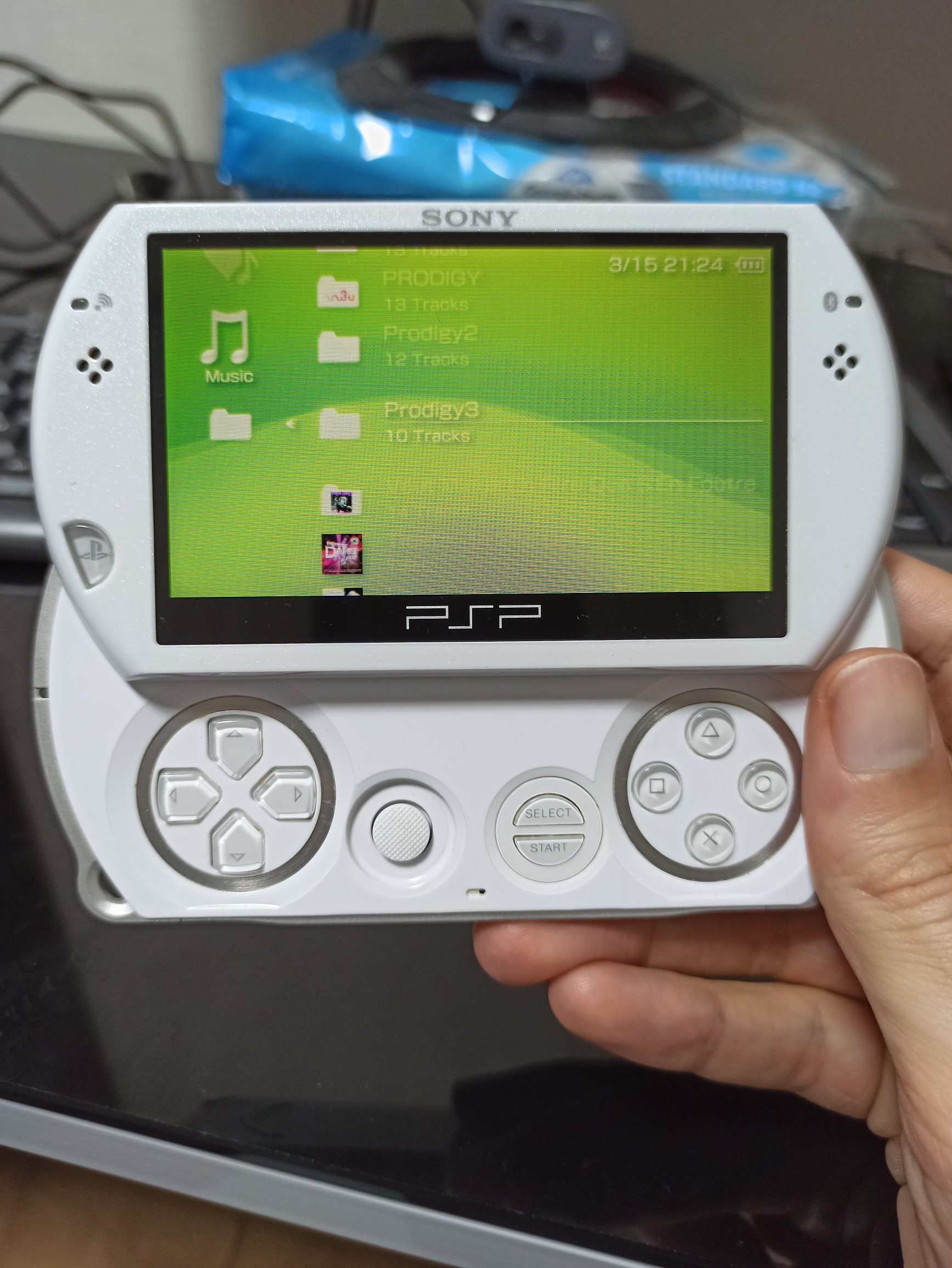 Revisiting the PSP Go, more than 10 years later... - Wololo.net
